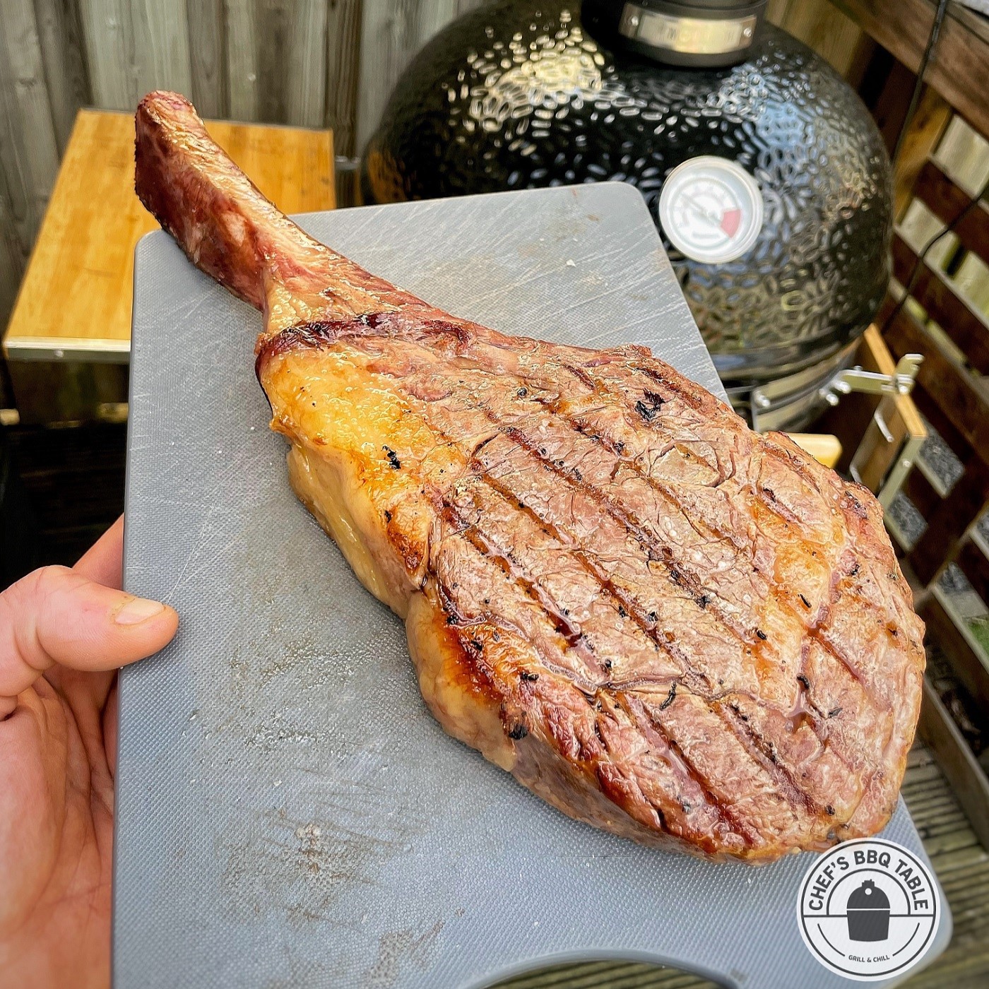 Dry aged tomahawk steak met kruidenkorst - Chefs BBQ Table